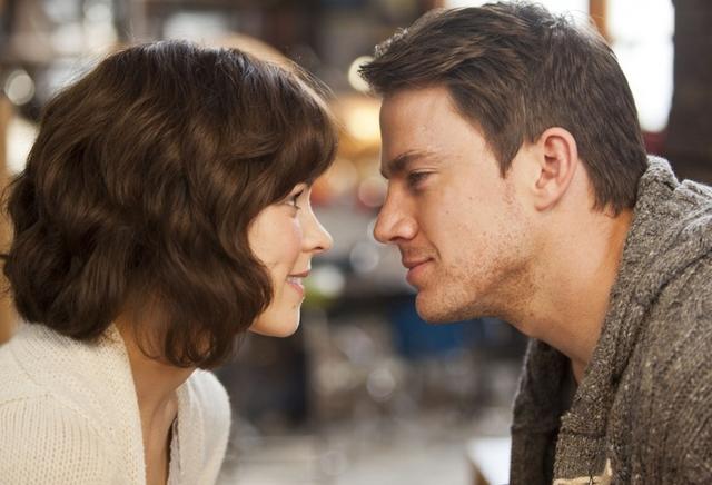6 Gestures That Show a Man Is in Love With You and 6 Signs That Show He ...